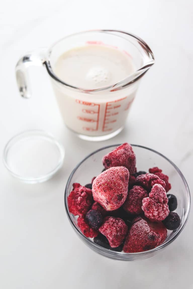 Low-Calorie Berry Smoothie - Skinny Comfort